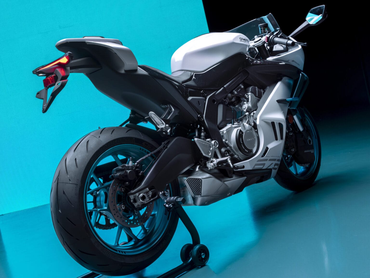 CFMoto 675SR-R (2025+) - Specs and ergonomics