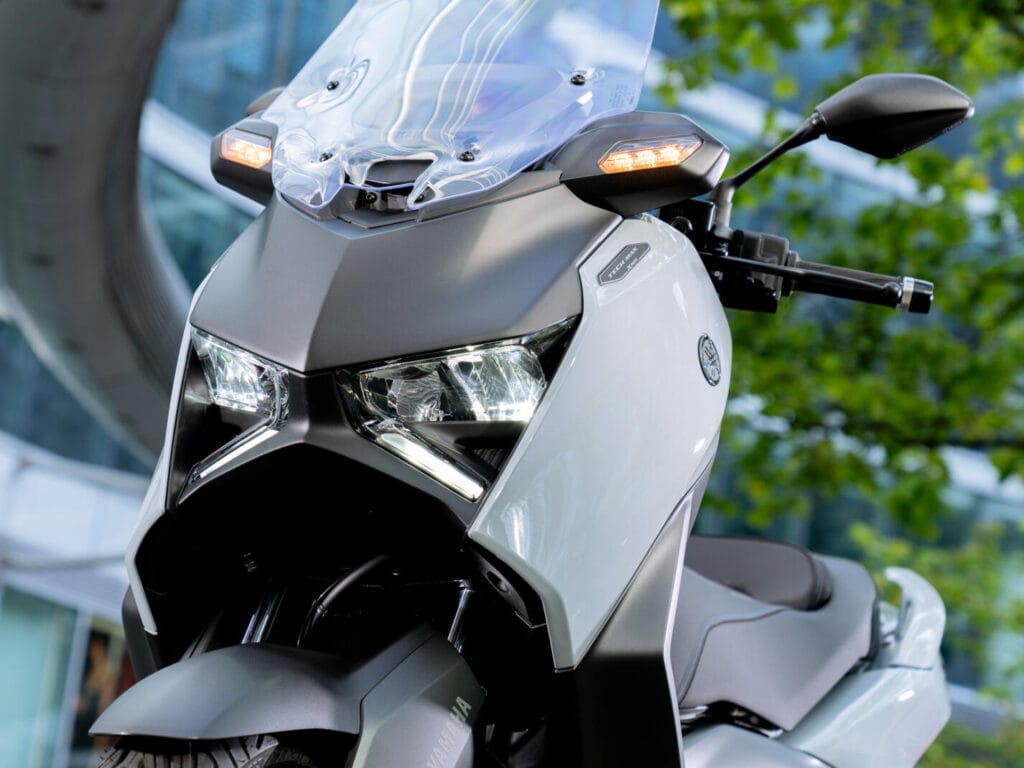 Yamaha XMAX 300 / Tech Max / Tech Max+ (2025+) - Specs and ergonomics